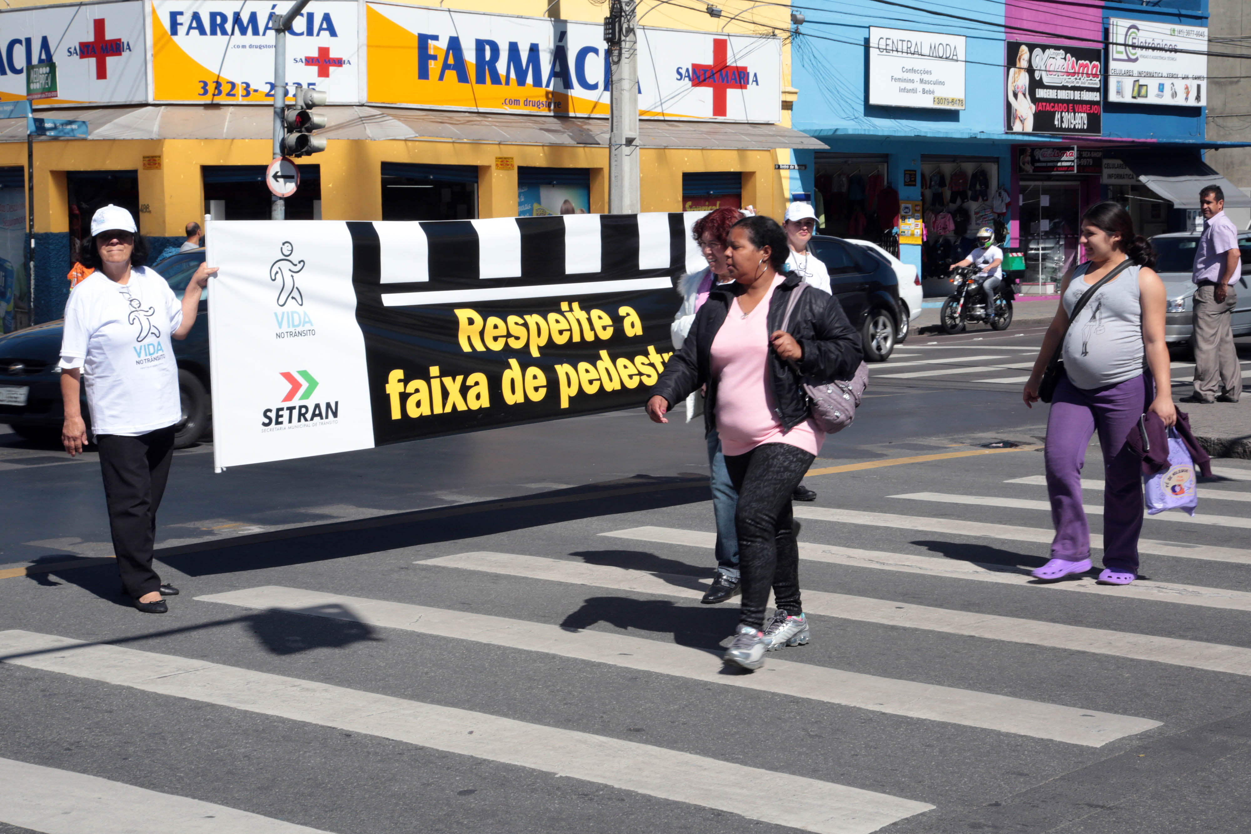 Setran orienta pedestres em ruas movimentadas de Curitiba - Prefeitura ...