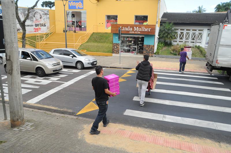 Travessia elevada garante segurança para pedestres da Rua Teffé ...