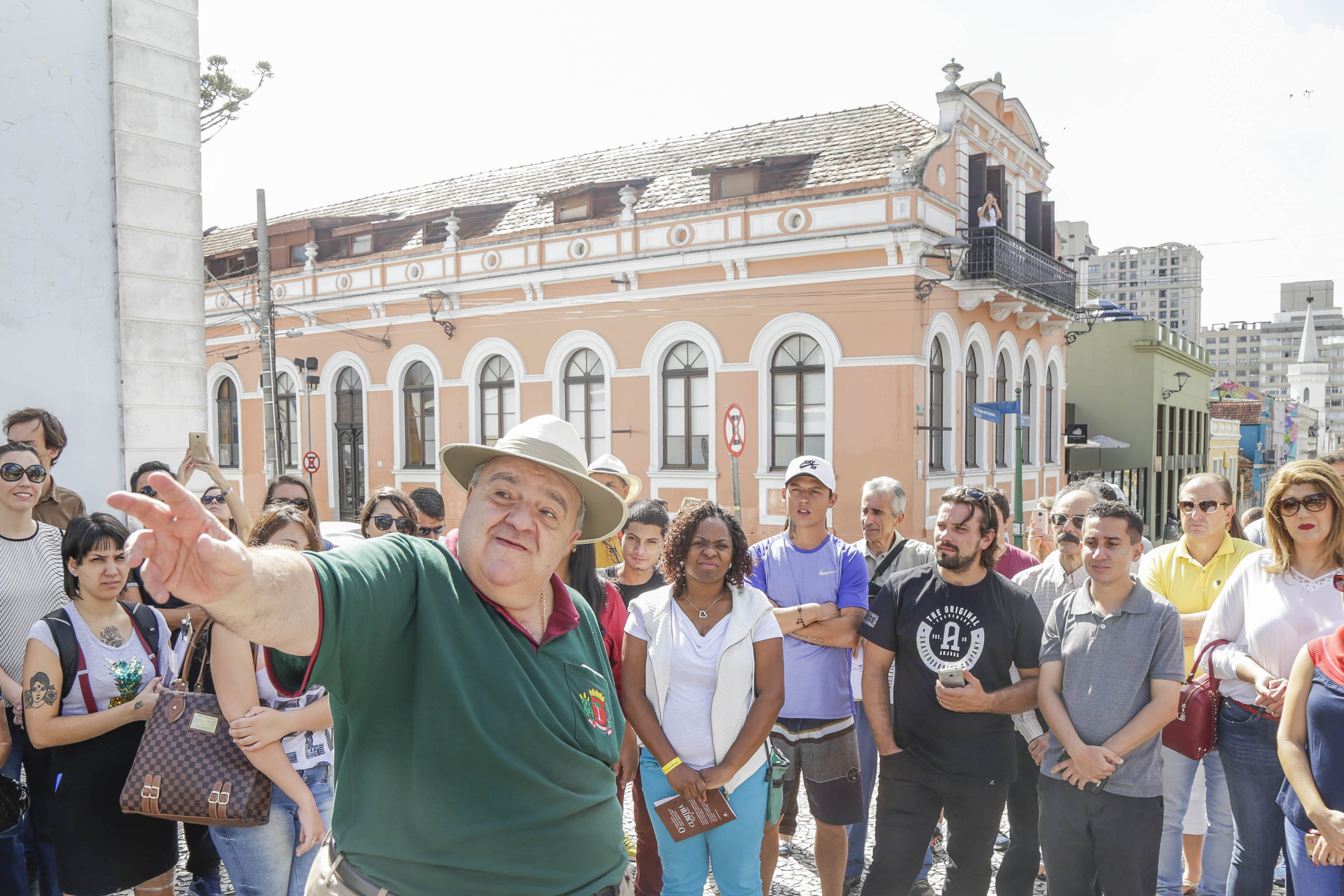 História de Curitiba é apresentada em caminhada pelo Centro Histórico ...