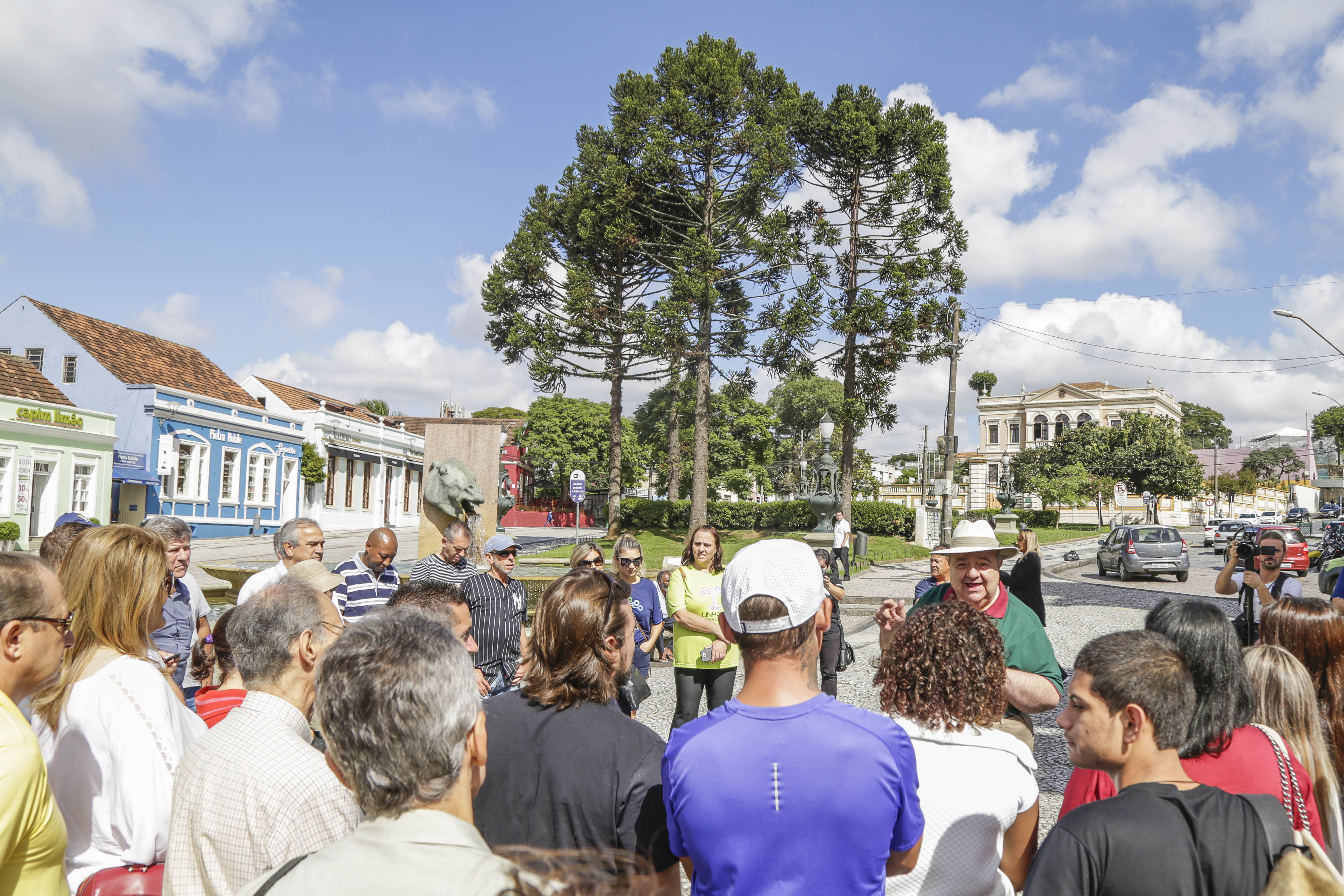 História de Curitiba é apresentada em caminhada pelo Centro Histórico ...
