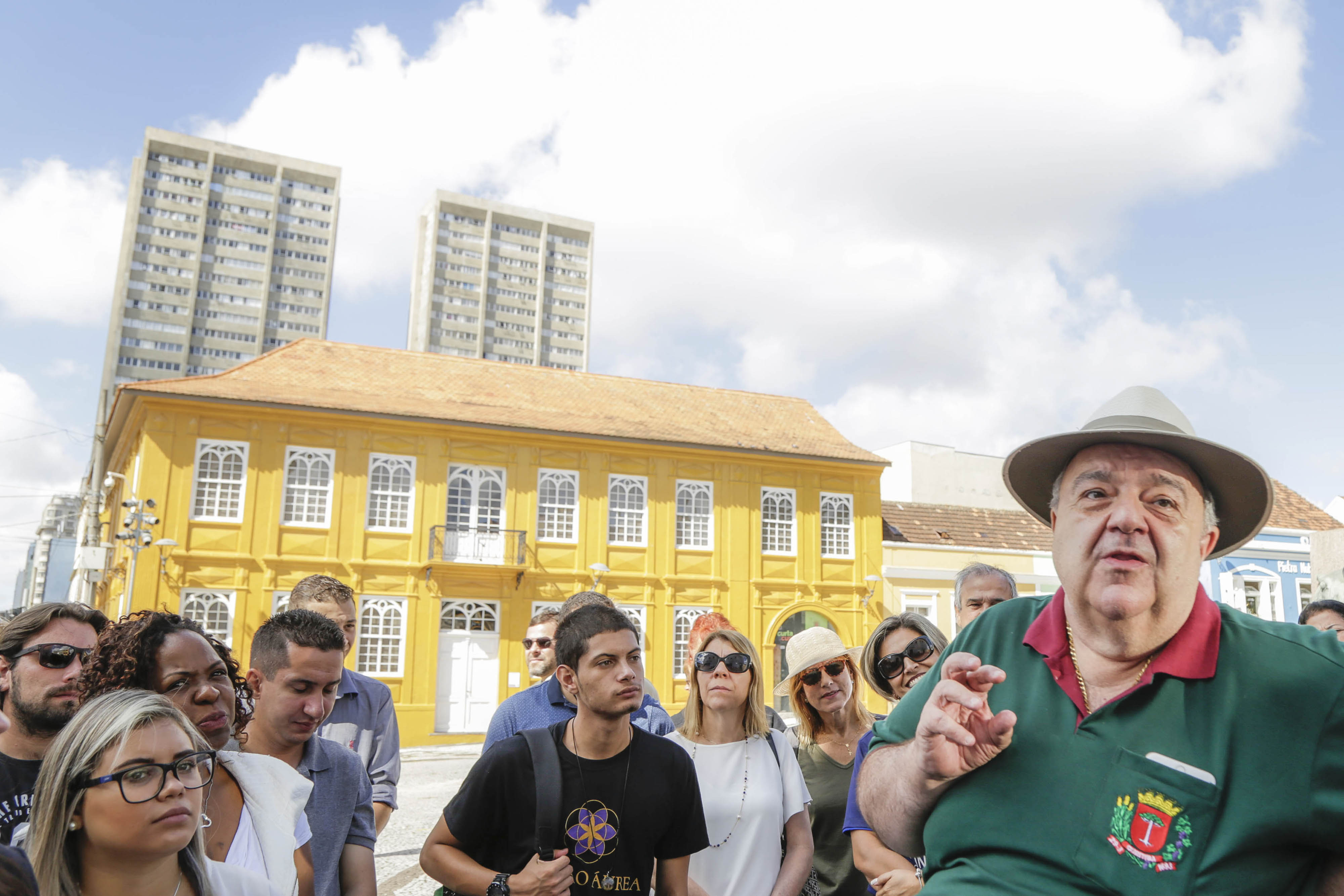 História de Curitiba é apresentada em caminhada pelo Centro Histórico ...