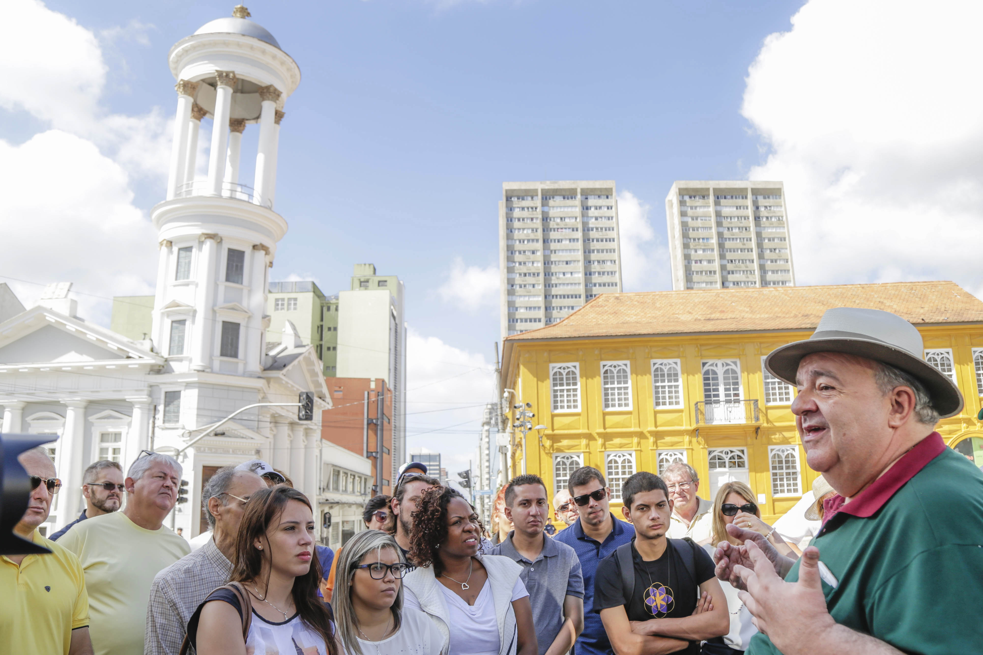 História de Curitiba é apresentada em caminhada pelo Centro Histórico ...