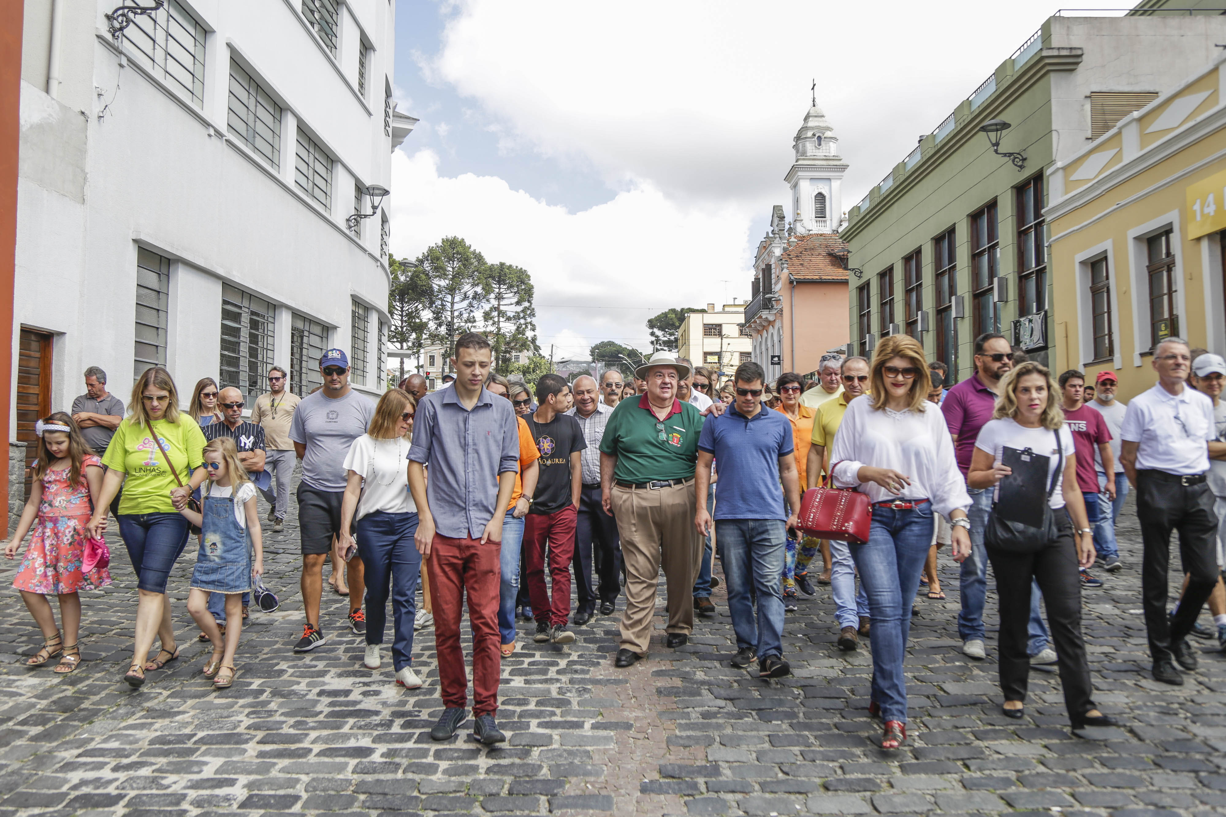 História de Curitiba é apresentada em caminhada pelo Centro Histórico ...