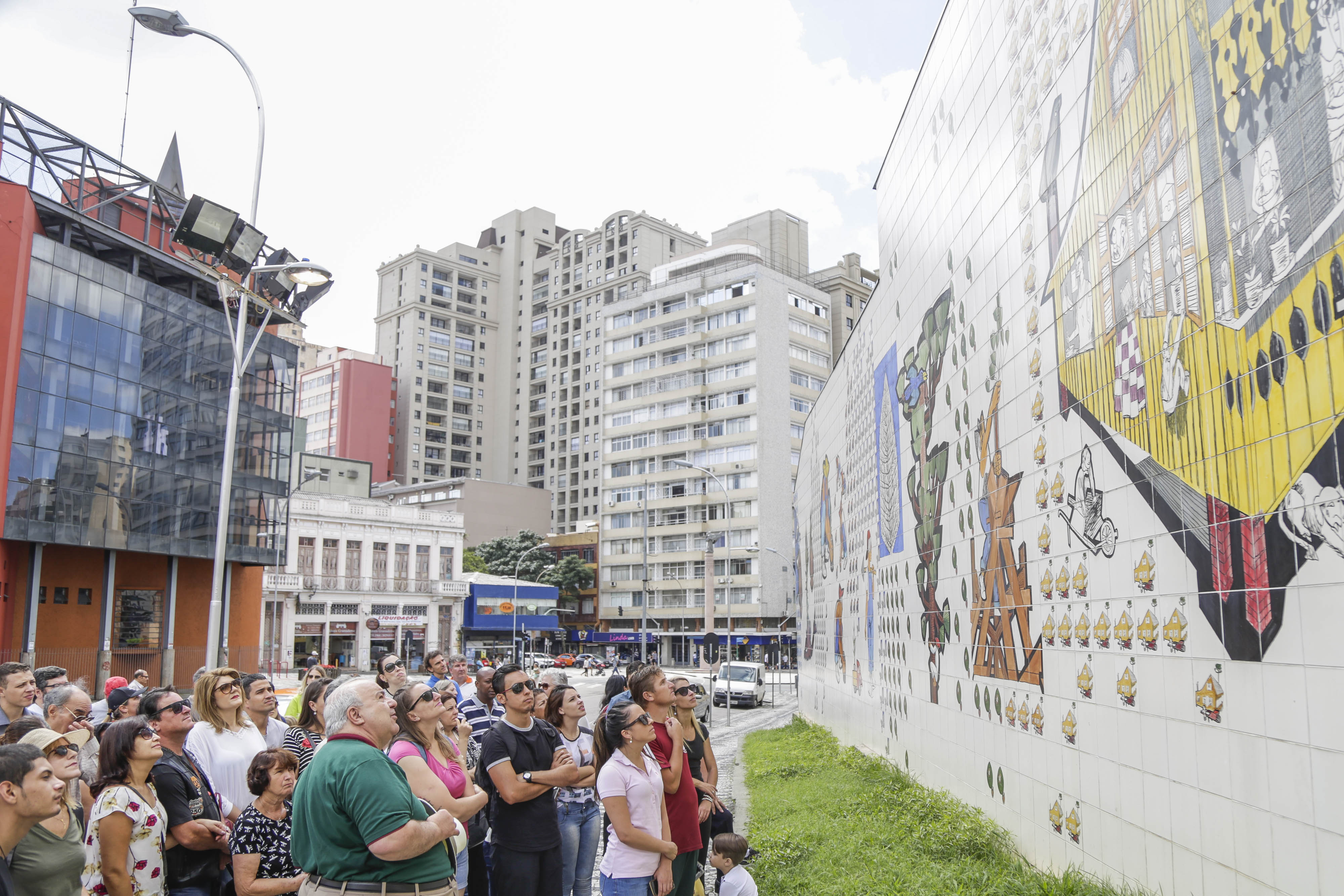 História de Curitiba é apresentada em caminhada pelo Centro Histórico ...