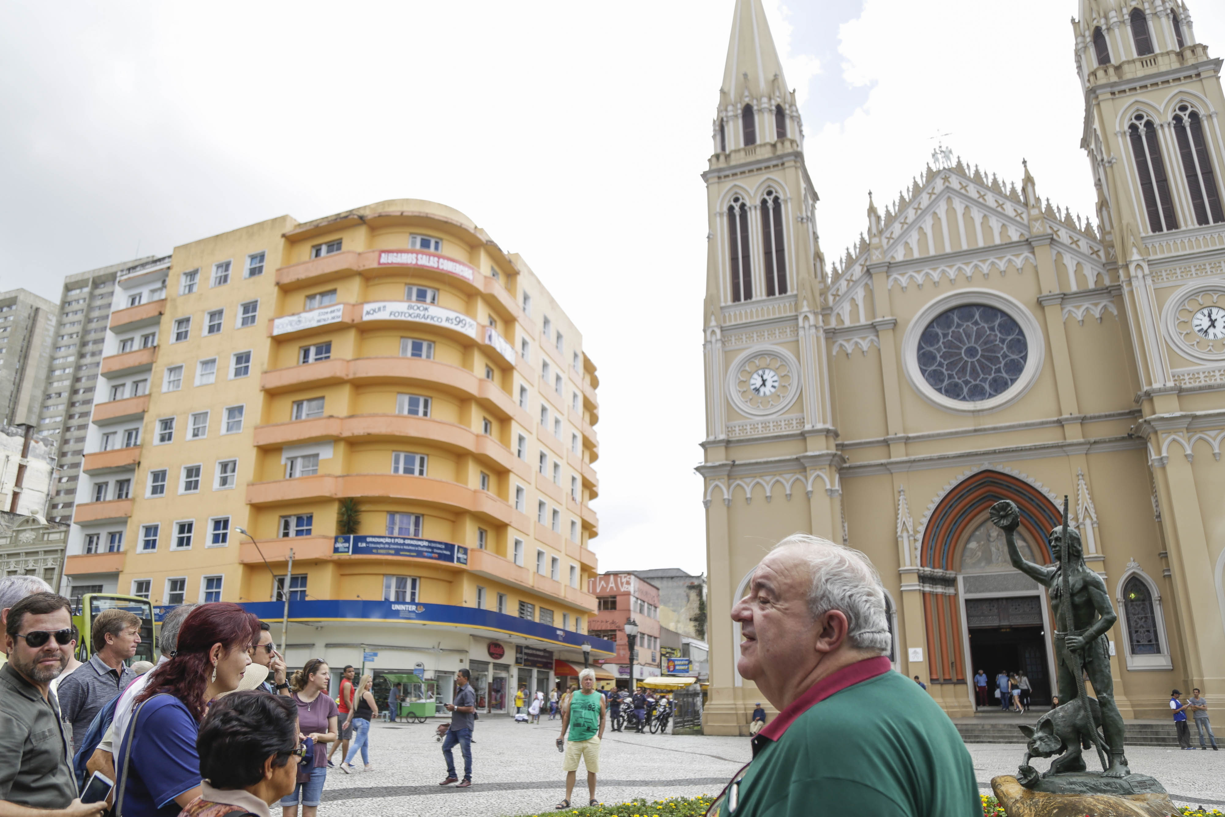 História de Curitiba é apresentada em caminhada pelo Centro Histórico ...