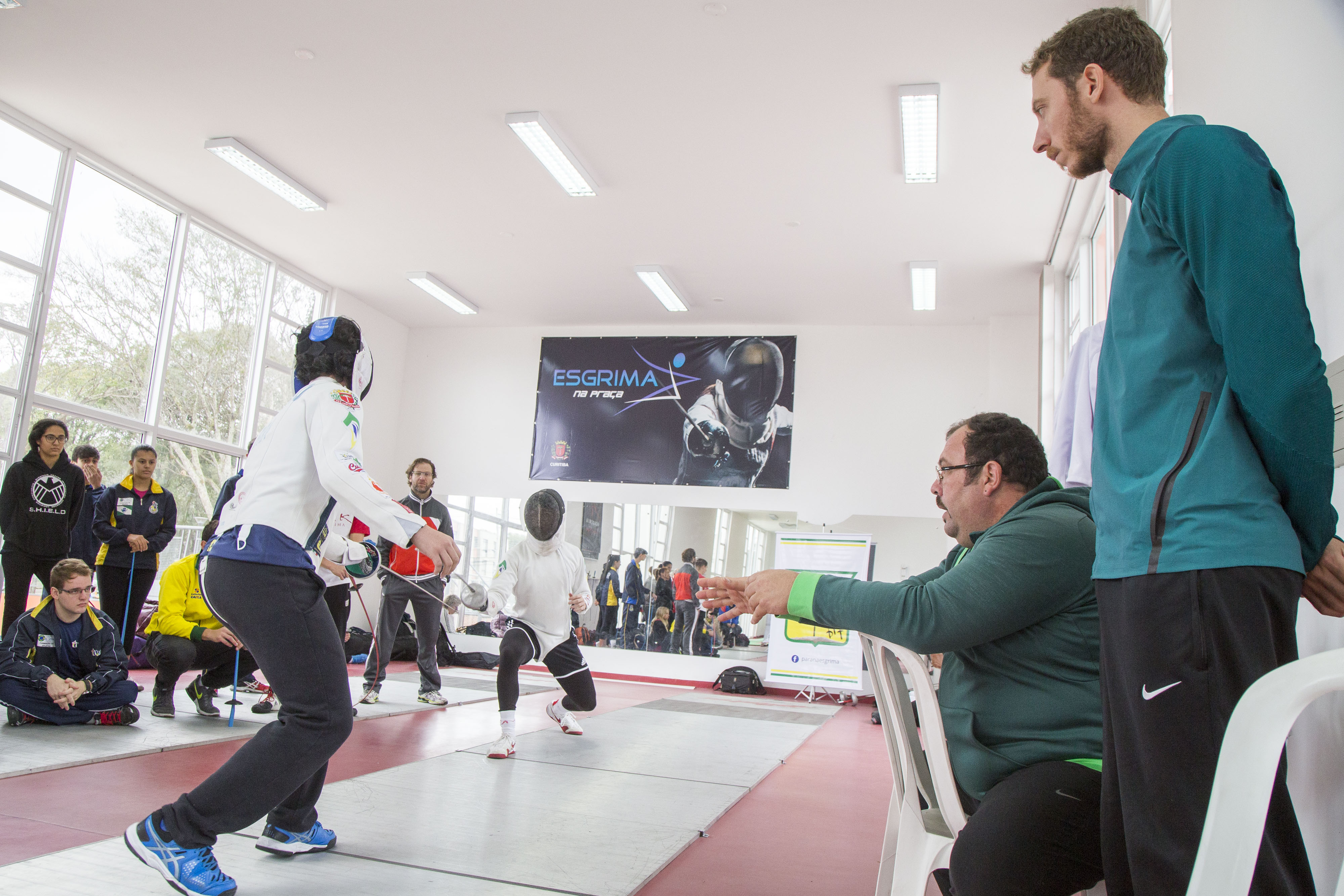 Esgrima na praça aproxima o tradicional esporte olímpico das famílias ...