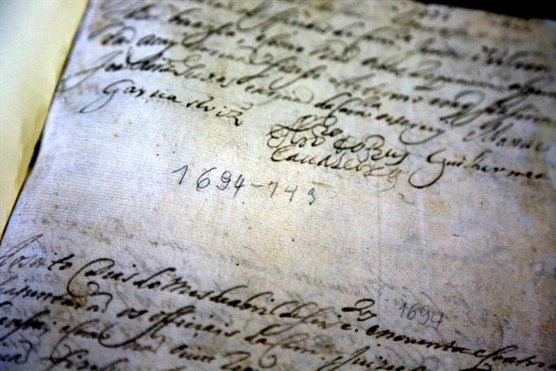 População tem acesso ao acervo histórico e artístico de Curitiba ...