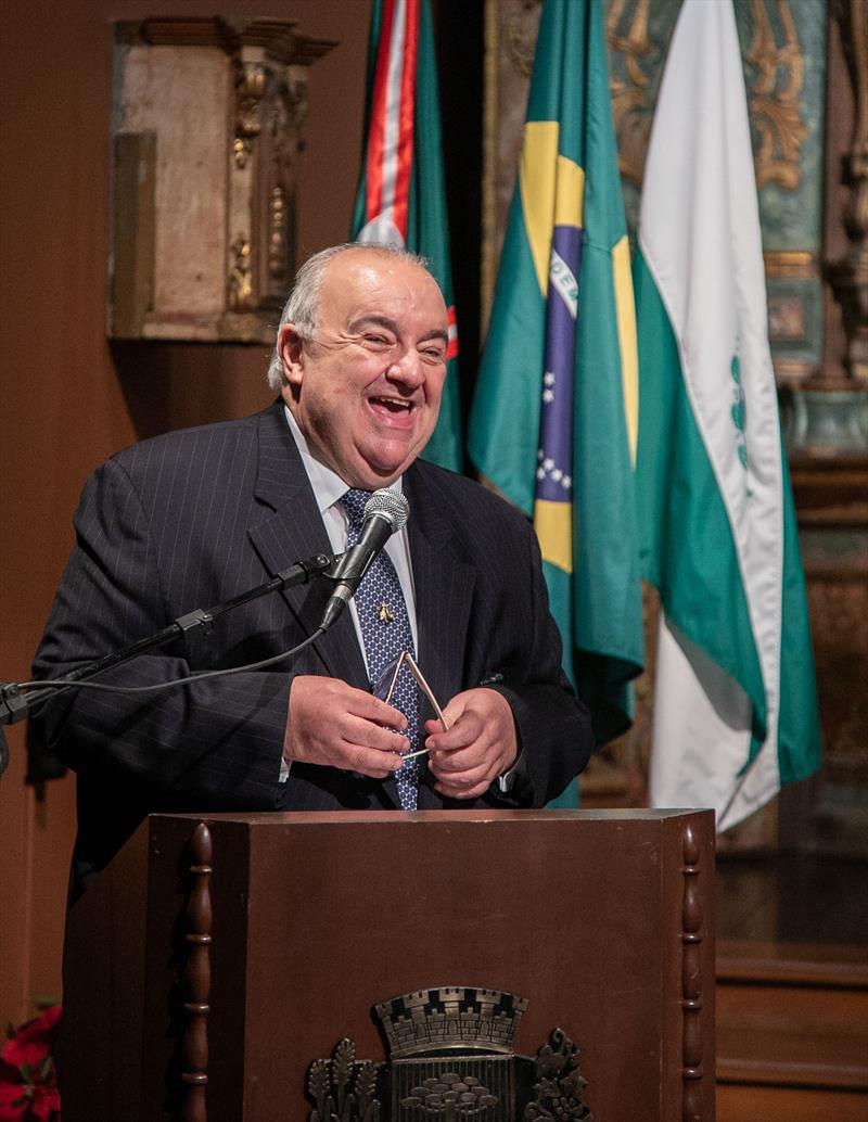 Greca empossa secretários e diz que Curitiba é mais forte do que as ...