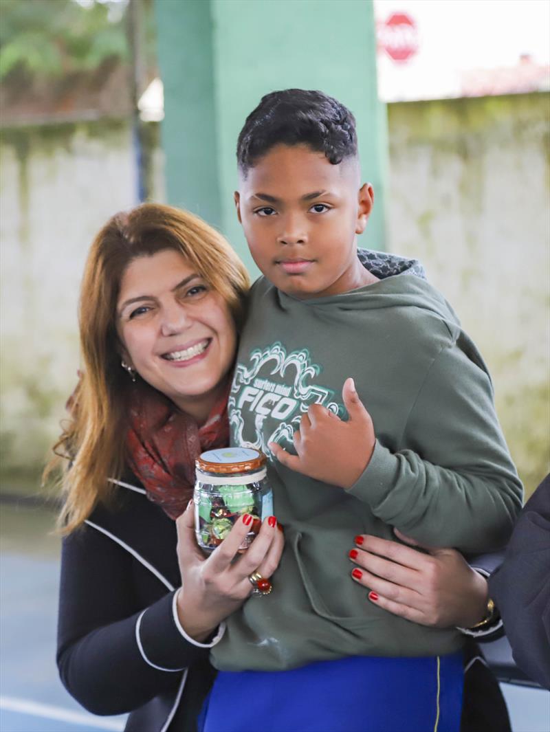 Greca se encontra com alunos de escola danificada por explosão e ...