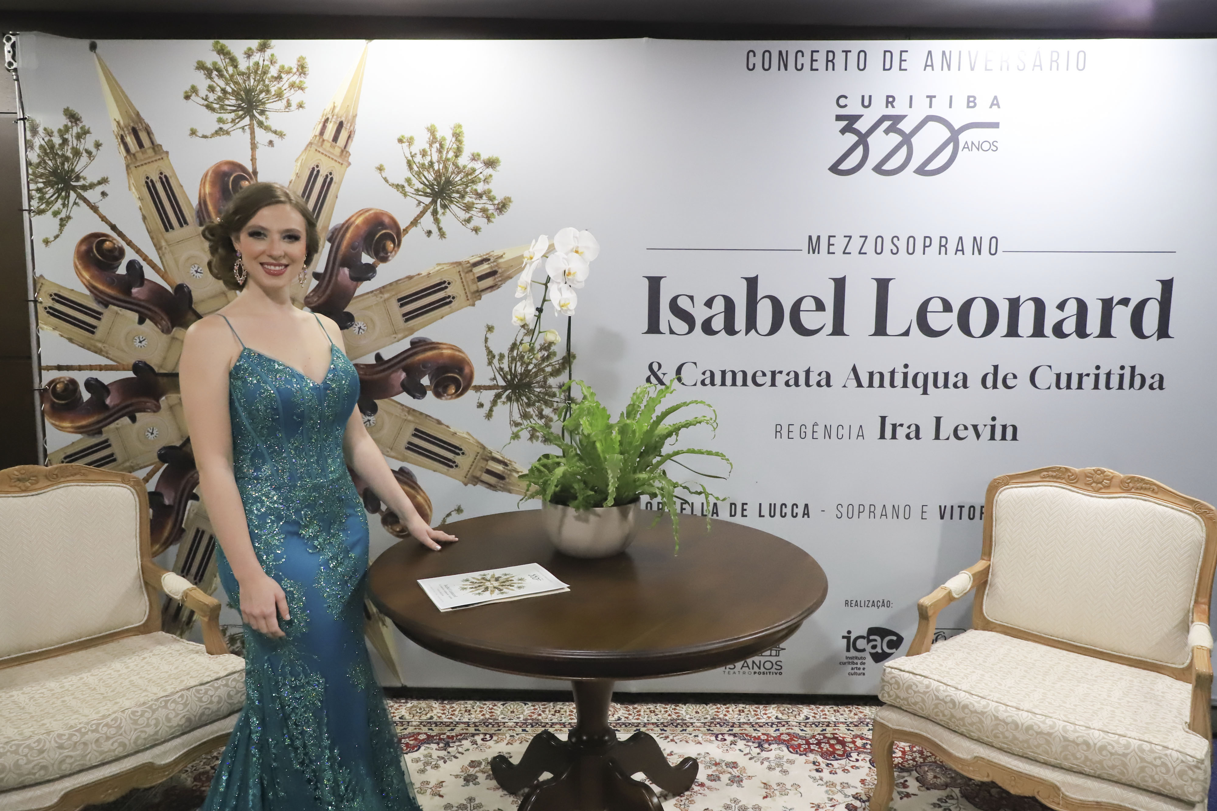 Com plateia lotada, Isabel Leonard canta pelos 330 anos de Curitiba ...