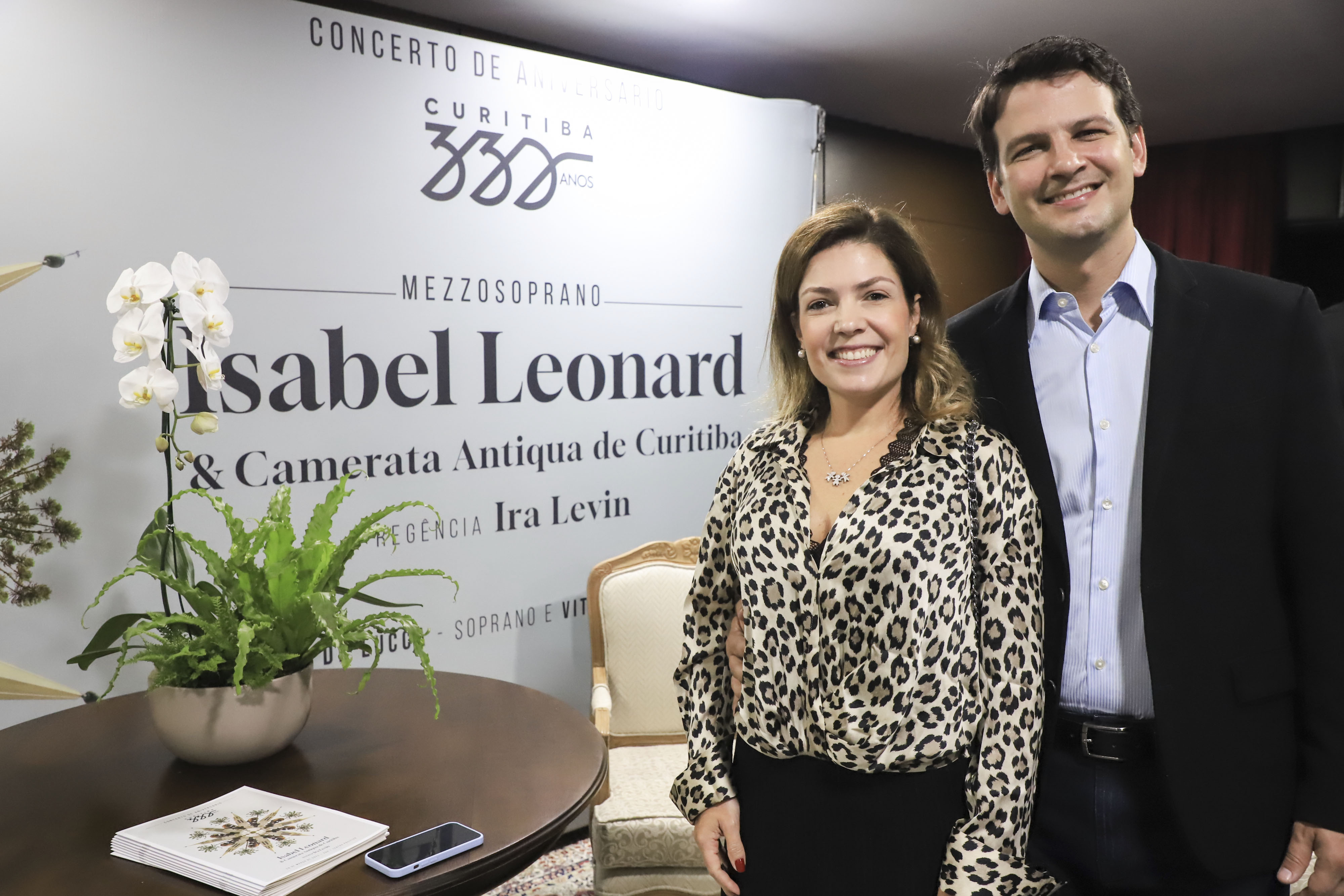 Com plateia lotada, Isabel Leonard canta pelos 330 anos de Curitiba ...