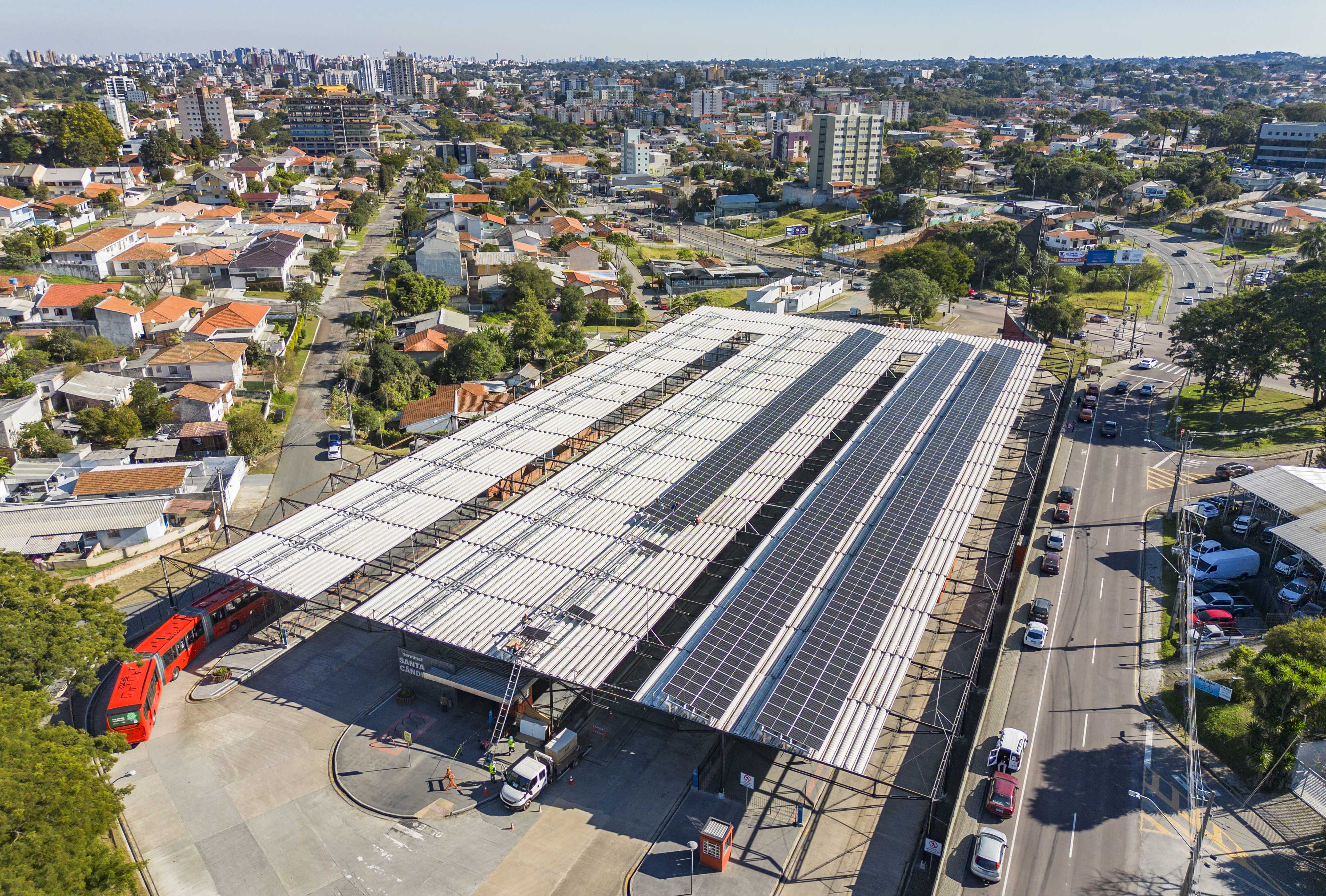 Módulos fotovoltaicos avançam na cobertura do terminal de ônibus e ...