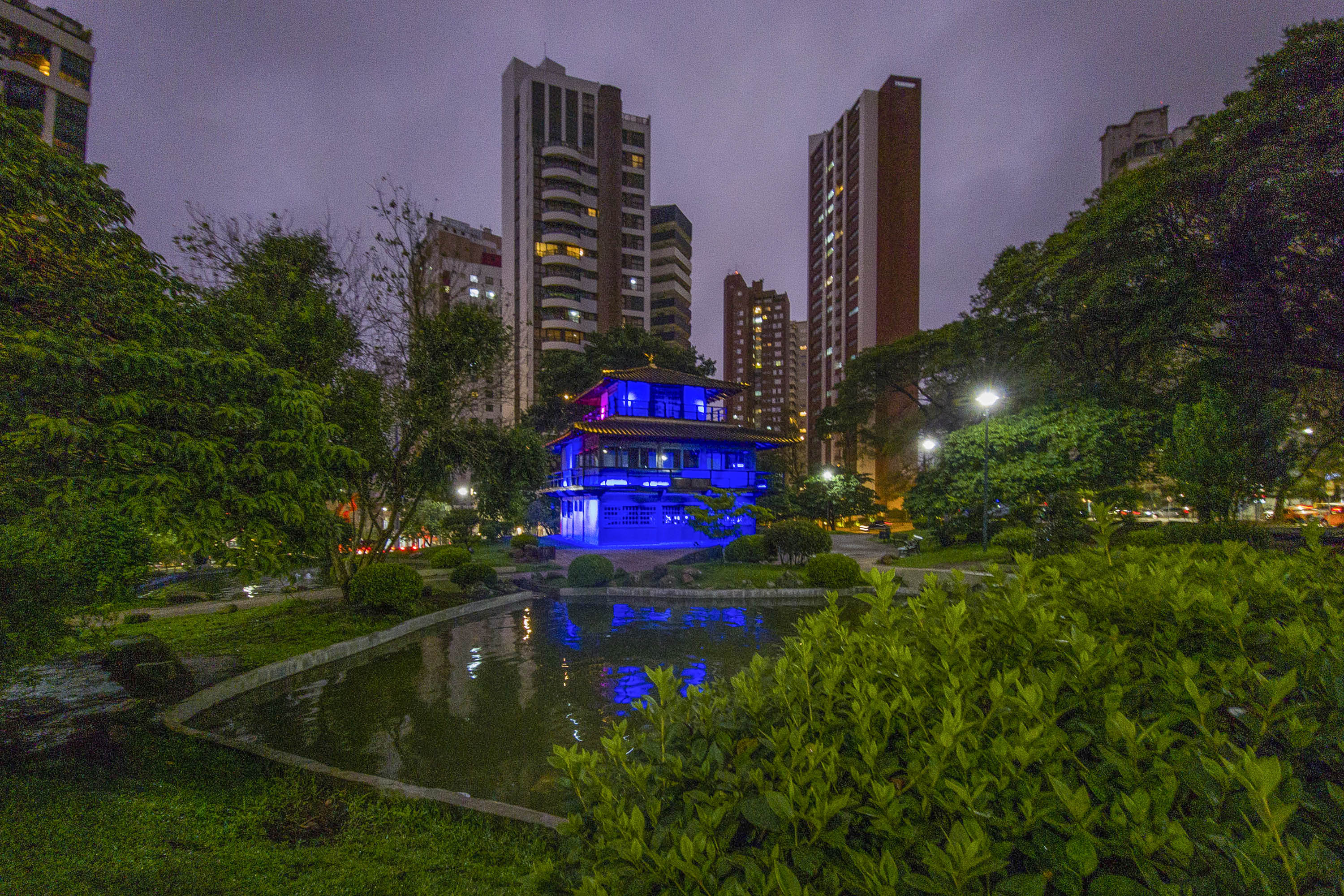Curitiba ilumina monumentos de azul em combate ao tráfico de pessoas ...