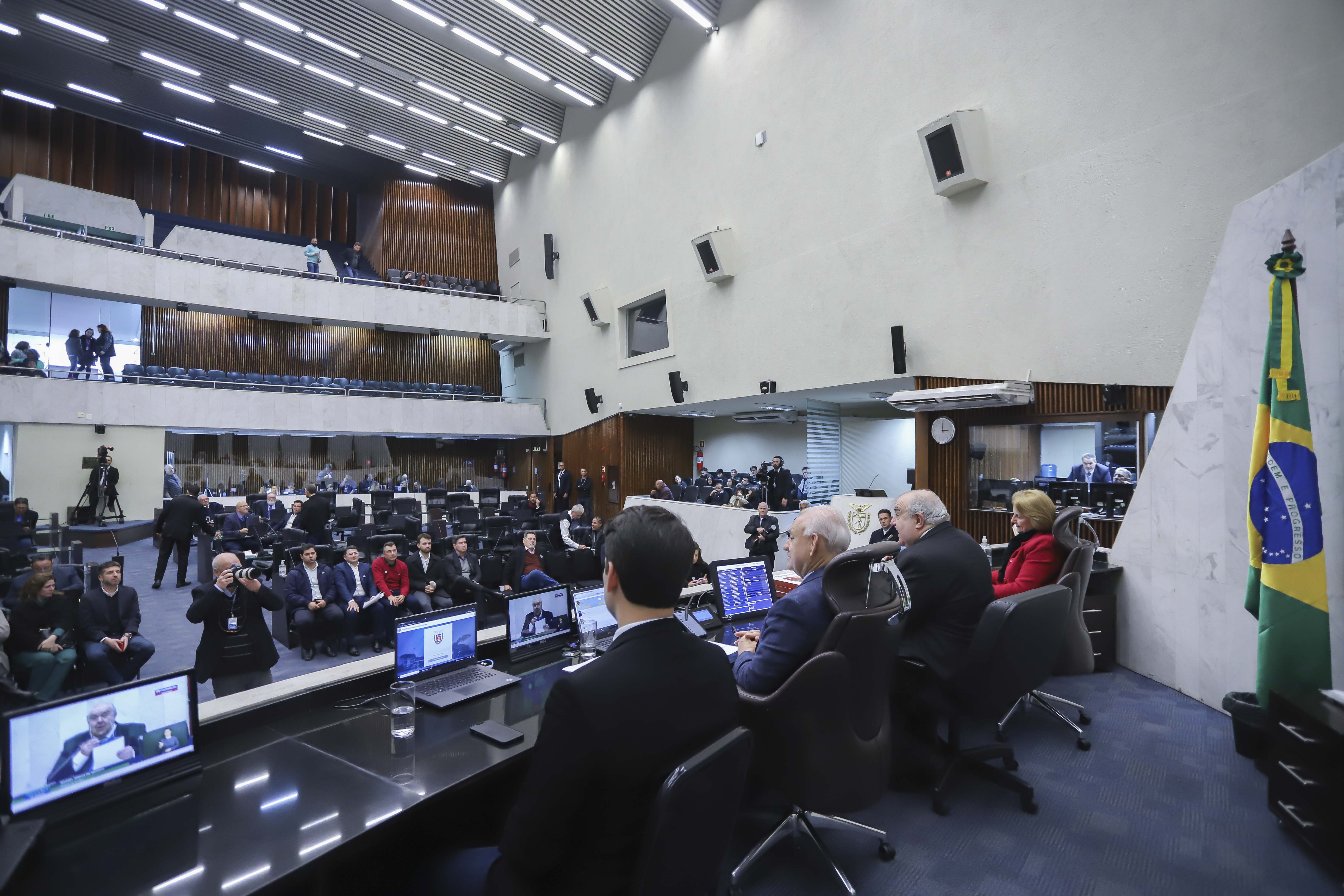 Greca dá aula sobre a história do Paraná na Assembleia Legislativa ...