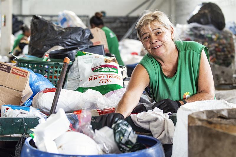 Trabalhadoras das associações de reciclagem de Curitiba sustentam ...