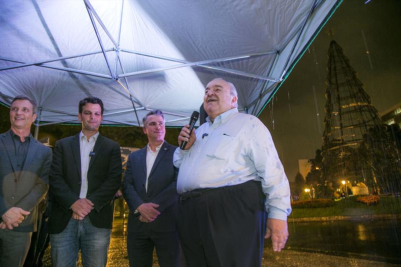 Com 18 metros de altura, Árvore da Volvo ilumina o Centro Cívico ...