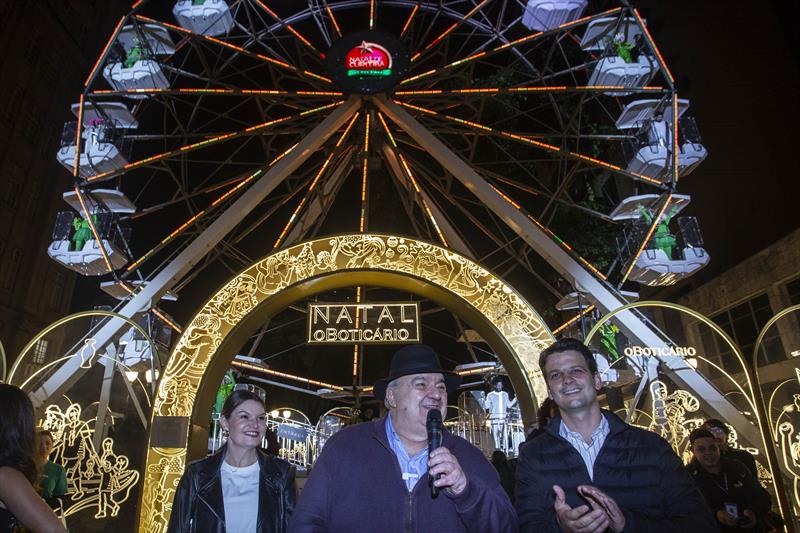 Curitiba nas alturas, Rafael Greca e Eduardo Pimentel participam da estreia do Natal O Boticário ...