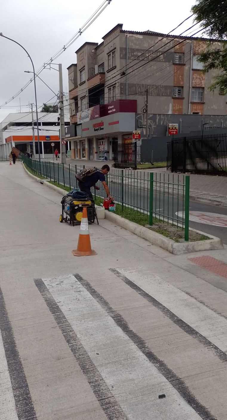 Urbs repõe gradis de proteção nas canaletas da Marechal Floriano para a ...