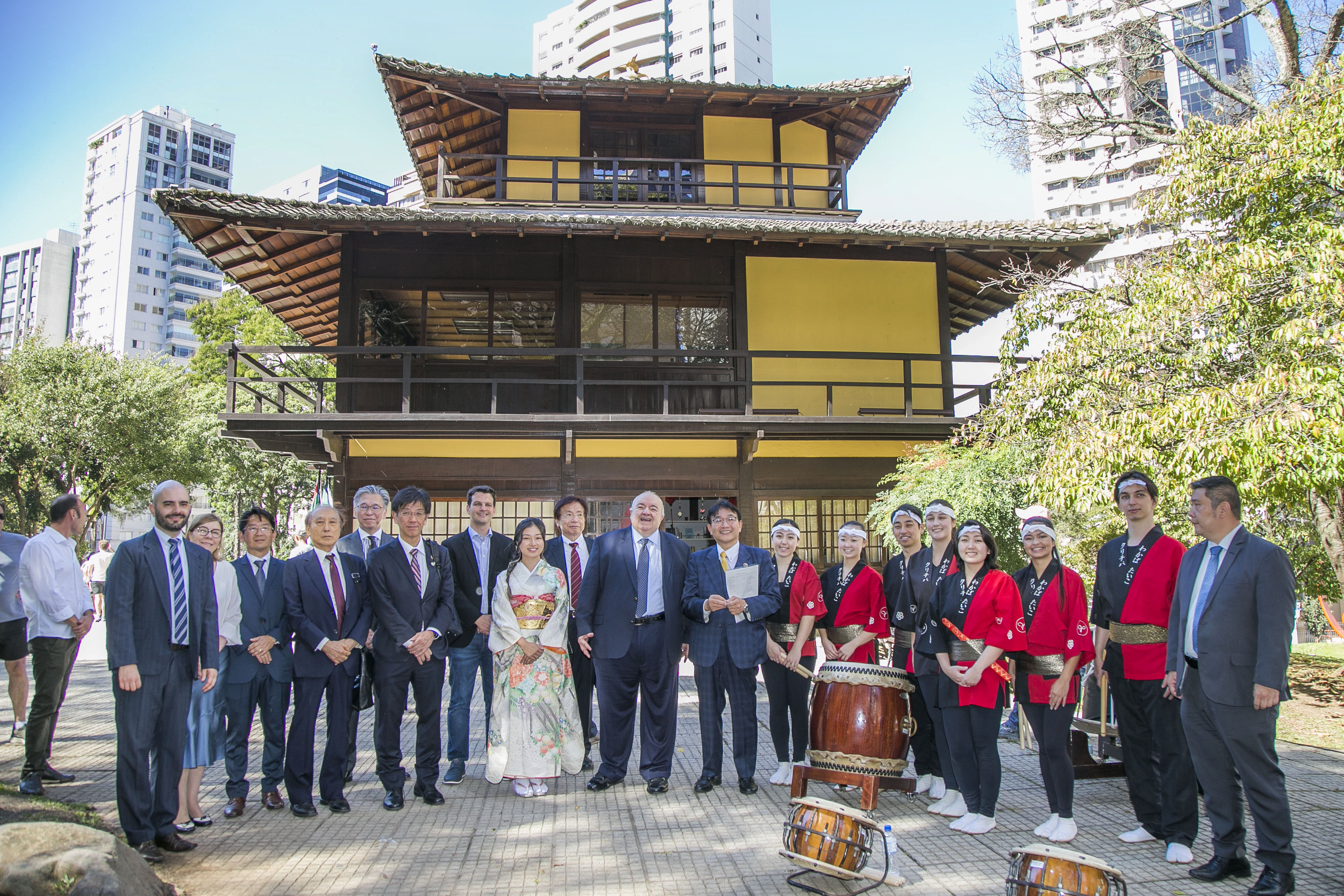 Na Praça do Japão, ponto turístico de Curitiba, prefeito recebe ...