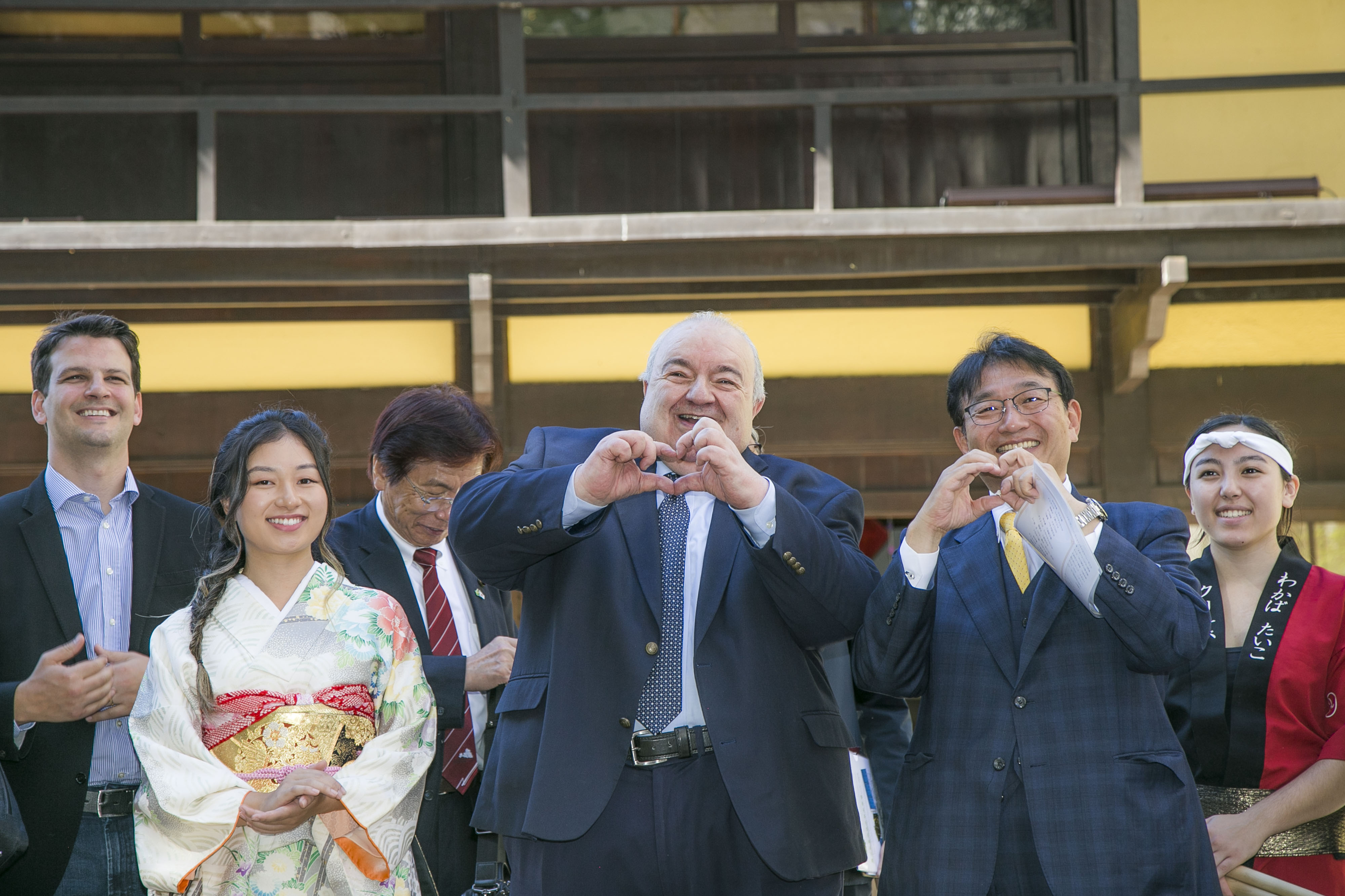 Na Praça do Japão, ponto turístico de Curitiba, prefeito recebe ...