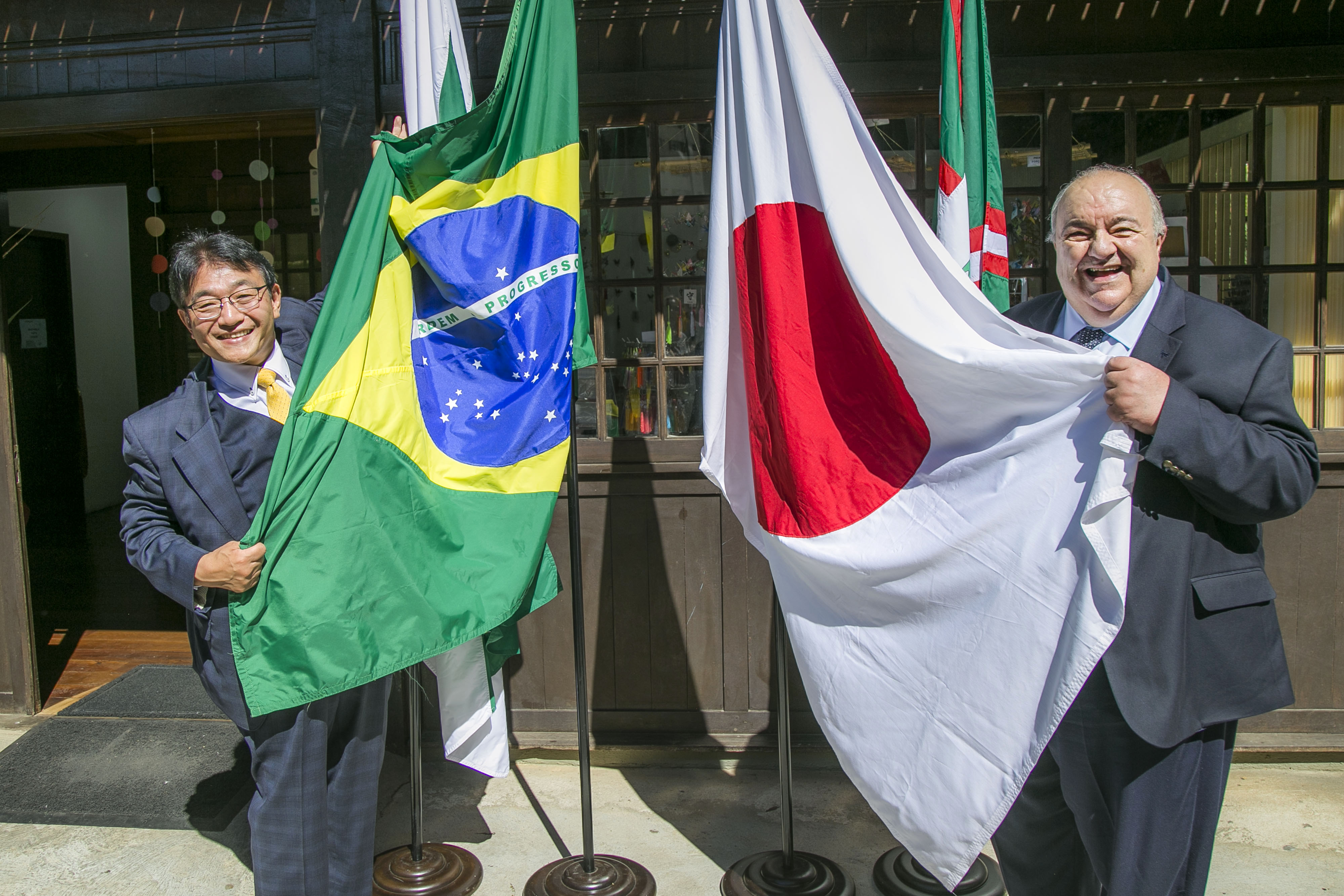 Na Praça do Japão, ponto turístico de Curitiba, prefeito recebe ...