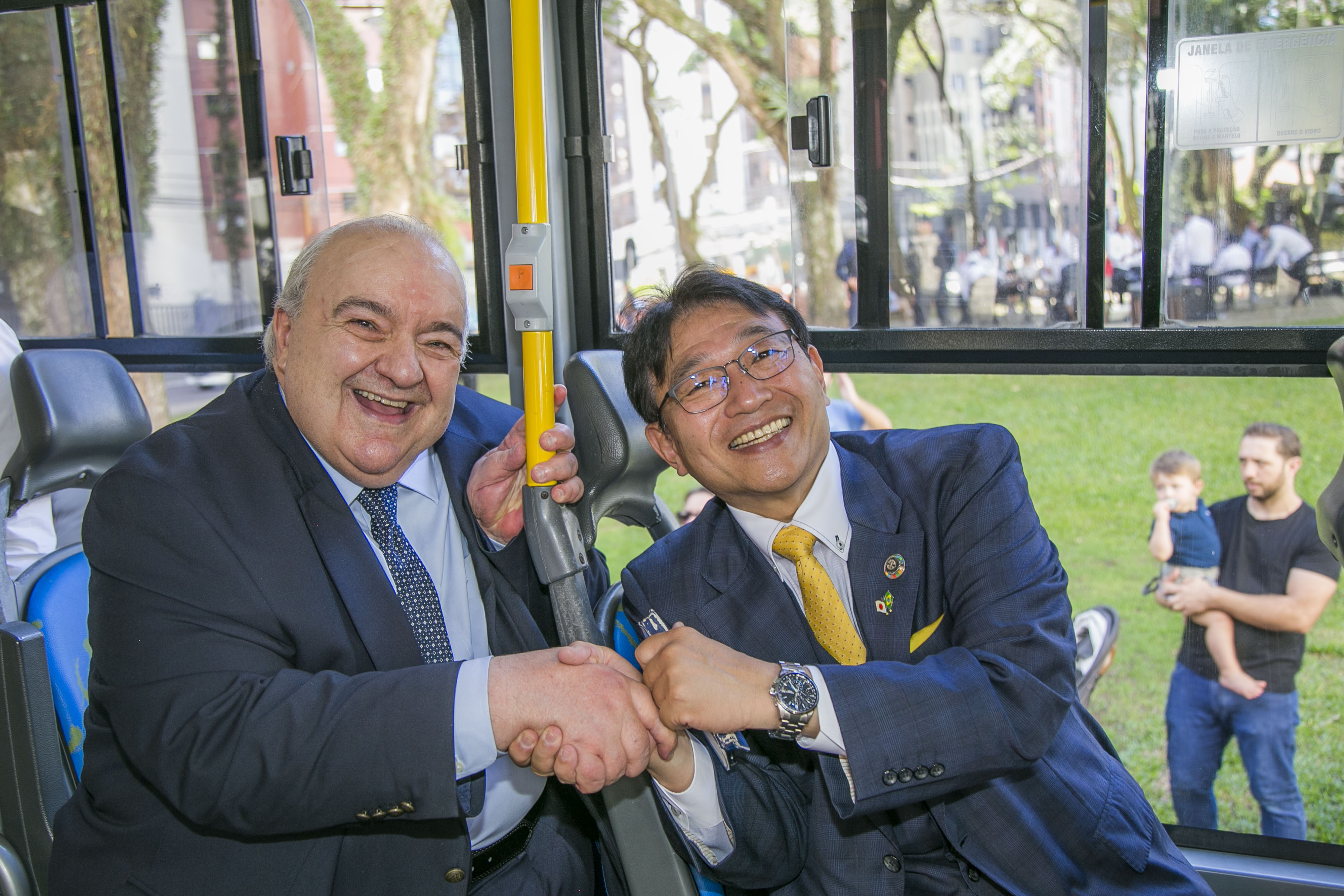 Na Praça do Japão, ponto turístico de Curitiba, prefeito recebe ...