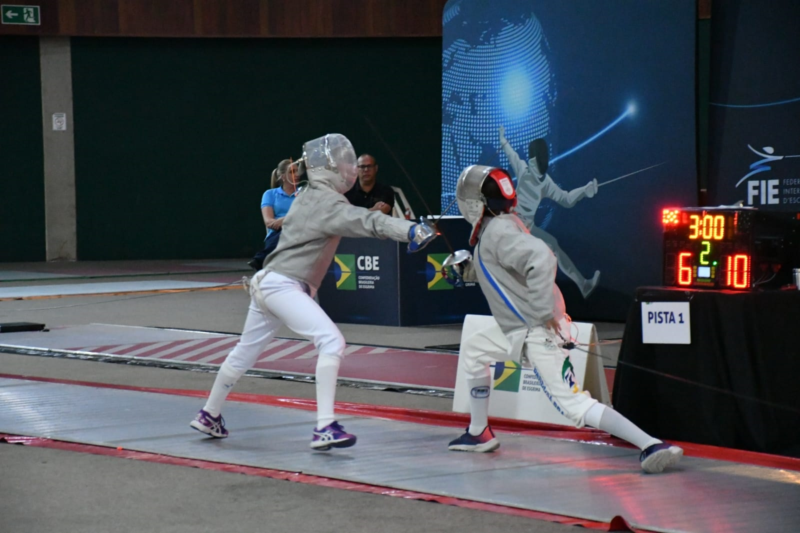 Alunos da escolinha de esgrima da Praça Afonso Botelho, em Curitiba ...