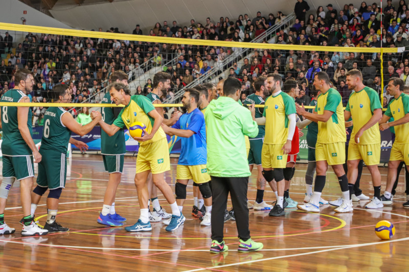 Jogo com campeões olímpicos de vôlei em Curitiba arrecada 8 toneladas ...