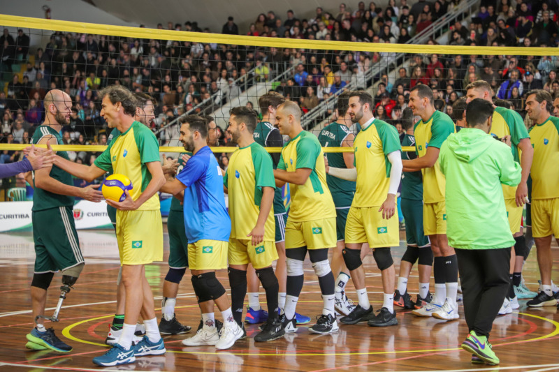 Jogo com campeões olímpicos de vôlei em Curitiba arrecada 8 toneladas ...