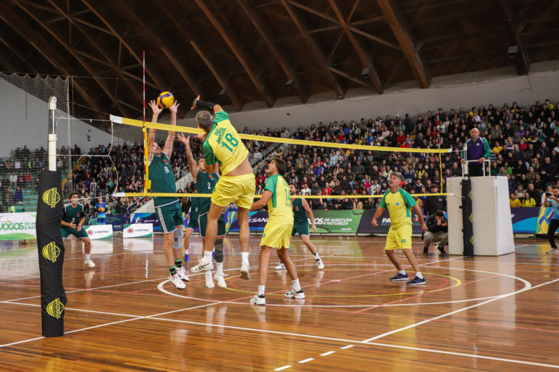 Jogo com campeões olímpicos de vôlei em Curitiba arrecada 8 toneladas ...